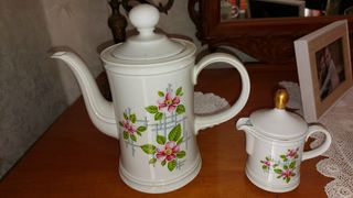 teiera e lettiera in ceramica