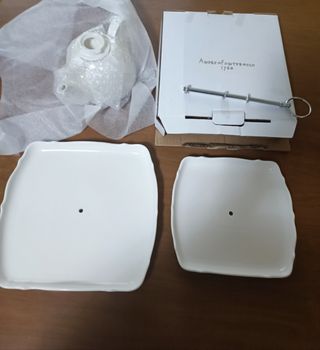 Alzata e teiera in porcellana