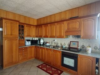 Cucina in legno massello in perfette condizioni