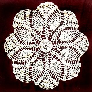 Centrino Uncinetto Fatto A Mano Cm.23 Bianco. Roto