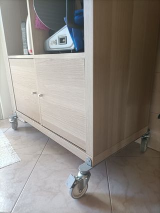 Mobiletto in legno con rotelle
