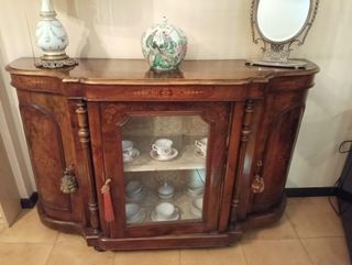credenza in noce con intarsi pregiati