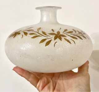Antico vaso in vetro opalino