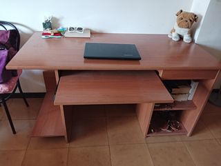 scrivania colore ciliegio