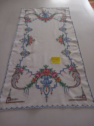 Tovaglietta da tè ricamata a punto croce