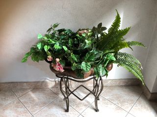 Fioriera in rame con gambe in ottone