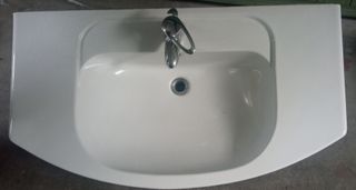 Un lavandino con rubinetto