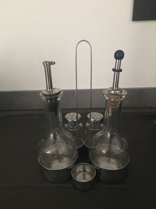 Olio aceto e sale con stand