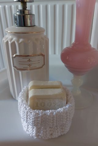 cestino ad uncinetto con sapone