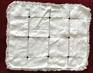 Centrino Rettangolare Lino Ricamato A Mano. Bianco