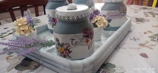 set composto da 4 barattoli e un grande vassoio