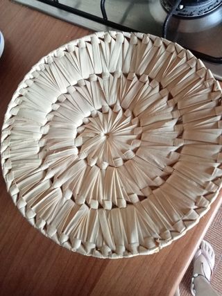 cestino portaoggetti di paglia