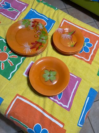Set di piatti arancioni con fiori