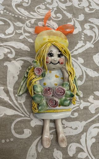 Bambolina da appendere in ceramica