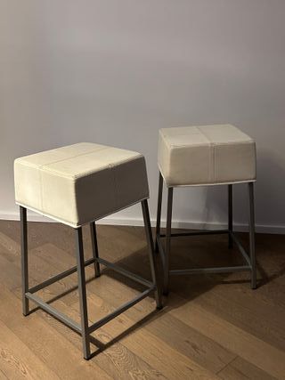 Coppia di sgabelli in pelle e ferro