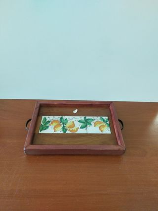 Vassoio in legno e maiolica di Caltagirone