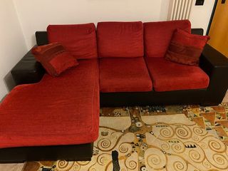 Divano con penisola e cuscini