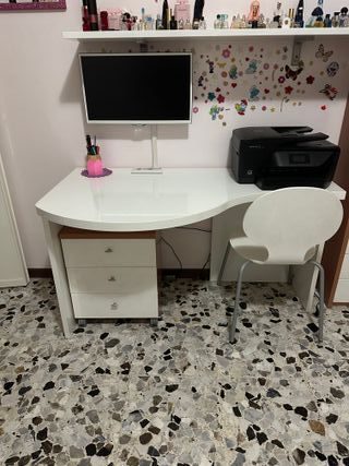 Scrivania e complementi