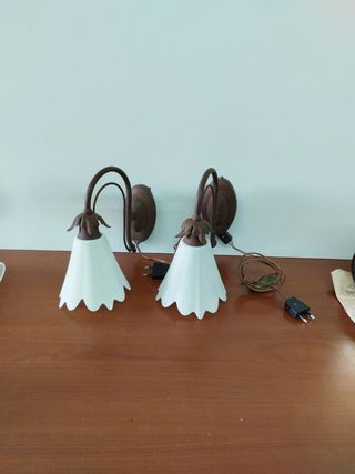 Coppia di applique in ferro e vetro di Murano