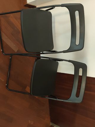 Dos sillas plegables