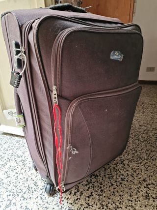 maleta con hilo rojo