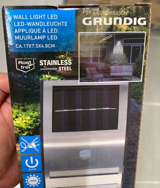 Luce di parete solare con sensore.