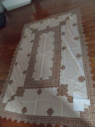 Coperte e tovaglie da tavola .