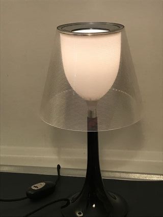 Lampada Flos Miss K nera diffusore trasparente