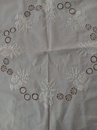 tovaglietta o centrotavola ricamata bianca a mano