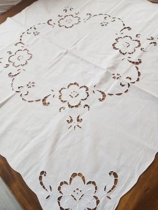 centrotavola ricamato o tovaglietta bianca