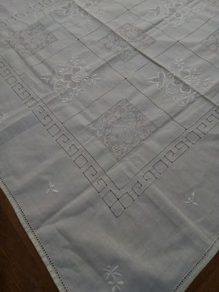 tovaglietta o centrotavola ricamata bianca a mano