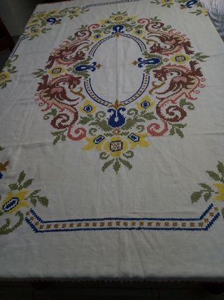 tappeto tirolese tutto ricamato a mano