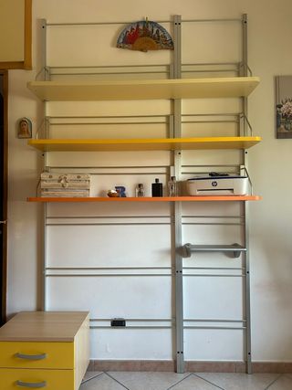 Libreria completa di scrivania e sedia con rotelle