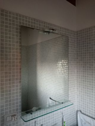 specchio e mensola arredo bagni