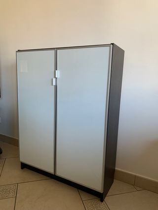 Mobiletto color wengé con ante in vetro