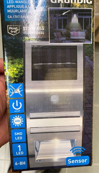 Luce di parete solare con sensore.