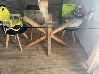 Tavolo in vetro con base legno