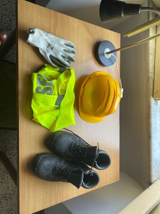 kit di costruzione, casco, stivali, gilet e guanti