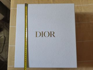 Scatola bianca con coperchio