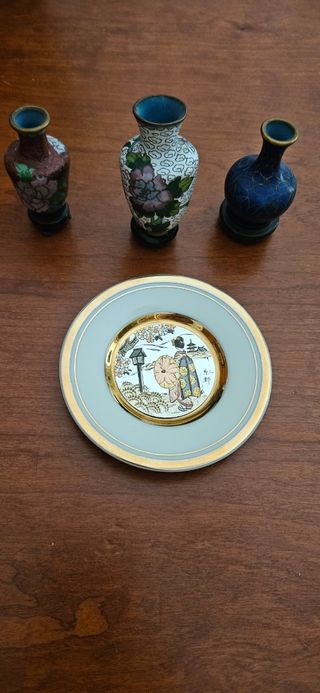 vasetti con decori cinesi e piattino giapponese