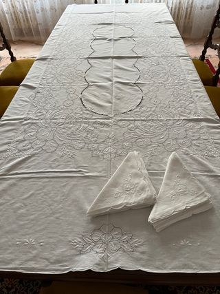 Tovaglia bianca ricamata a mano 12 posti vintage