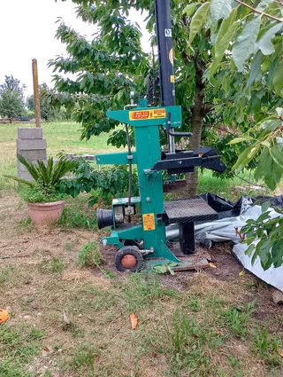 spacca legna con cardano atacato ah un trattore.