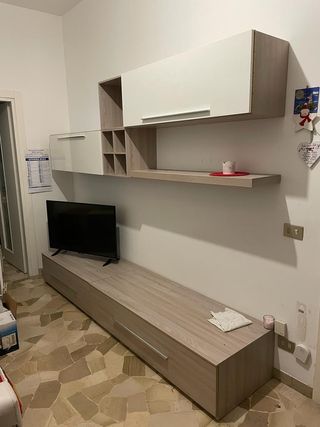 parete attrezzata più divano