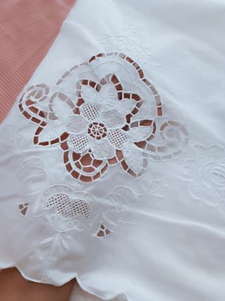 tovaglia di lino ricamata a mano