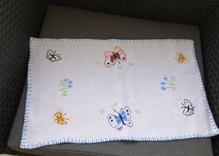 Bellissimo centrino ricamato a mano