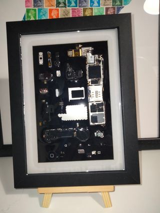 Quadro iPhone 4 decomposto nella resina