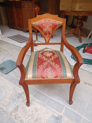 Poltroncina in tappezzeria e legno di noce