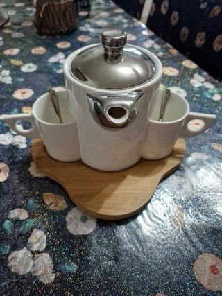 Teiera con tazze,cucchiaini e vassoio