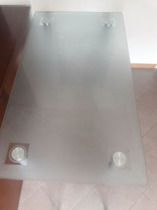 Tavolo in metallo grigio con piano in vetro bianco