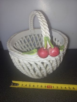 Cestino vintage ceramica lavorata con ciliegie